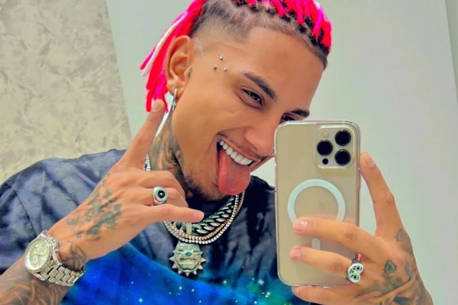 Dynho Alves mostra grafite em homenagem a MC Kevin na parede de casa