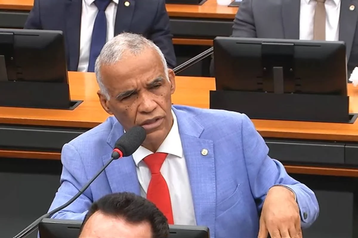 Sem capacete, deputado ex-gay ensina carona em moto sem contato físico
