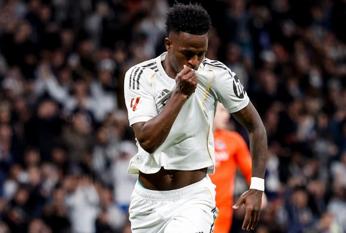 Vini Jr. faz dois, Real Madrid goleia e assume a liderança do Espanhol