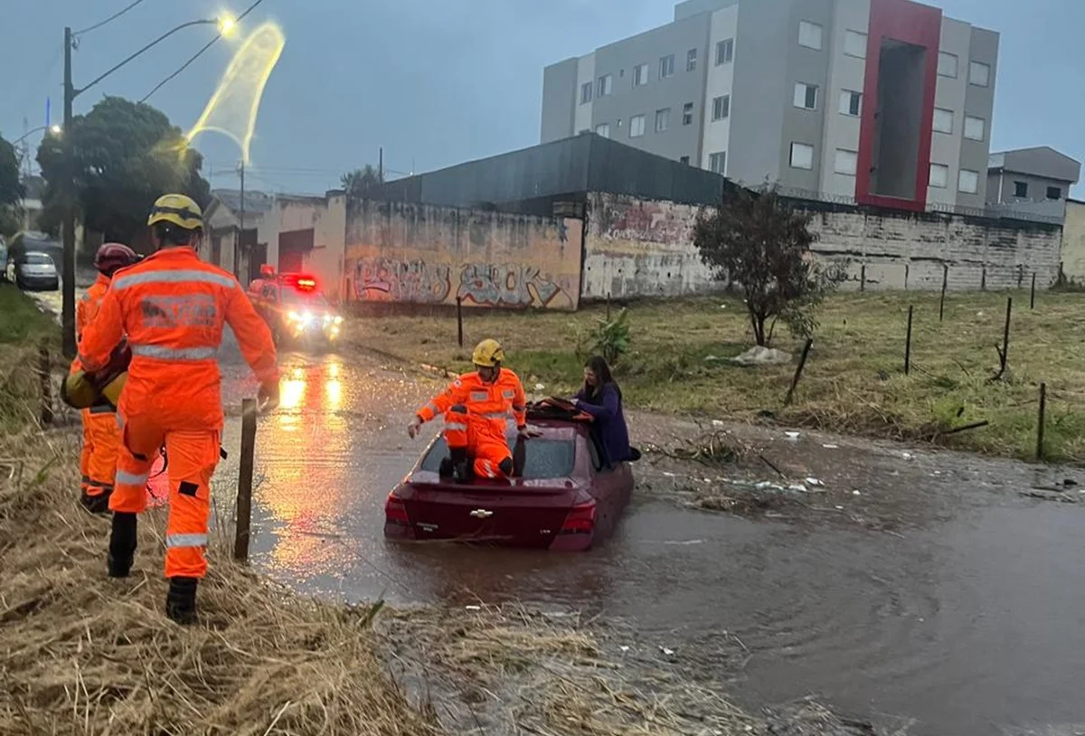MG: temporal alaga avenida e deixa três pessoas ilhadas em carro