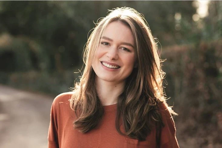Conheça Beth O'Leary, autora de Teto para Dois, série da Paramount+