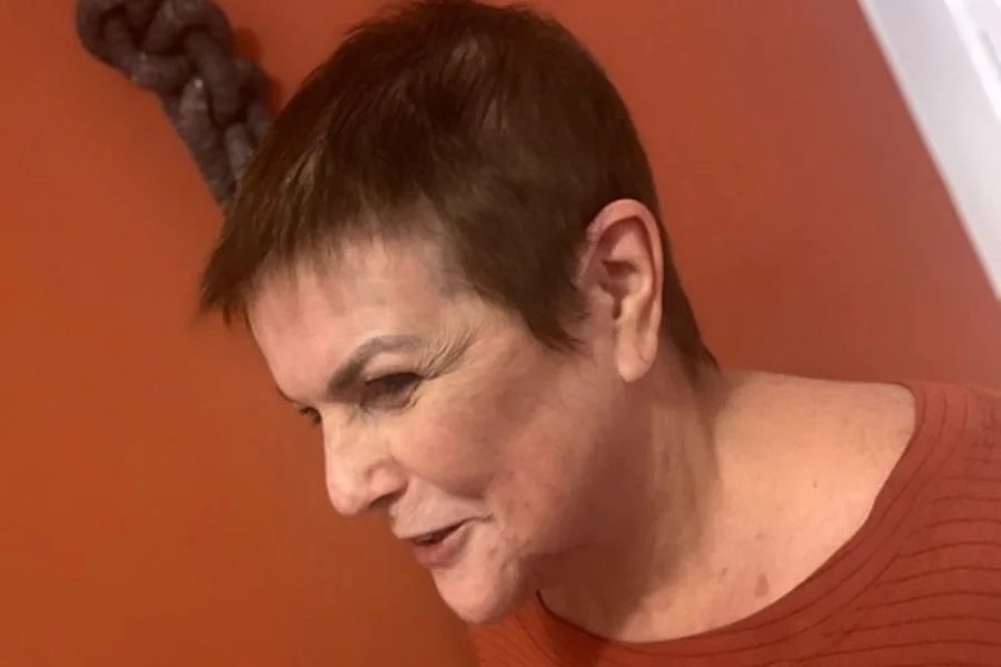 Jornalista Anna Ramalho inicia quimioterapia com bom humor e otimismo