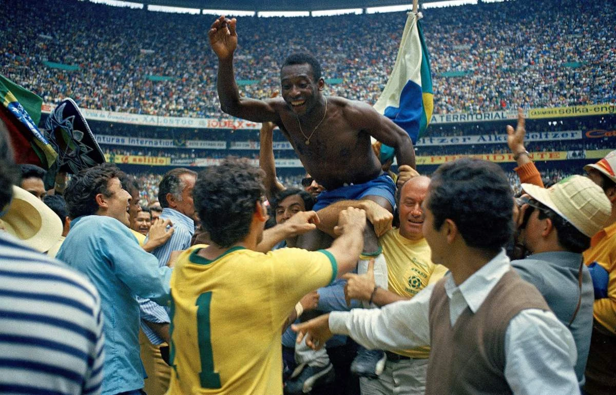 Pelé recebe homenagens do mundo do futebol um ano após sua morte