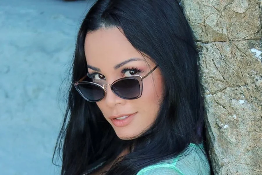Fernanda D'avila causa na web ao surgir com biquíni de melancia