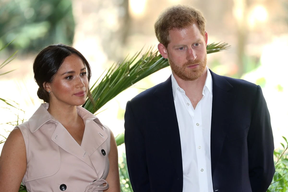 Com raiva, imprensa britânica "metralha" Meghan Markle e Harry
