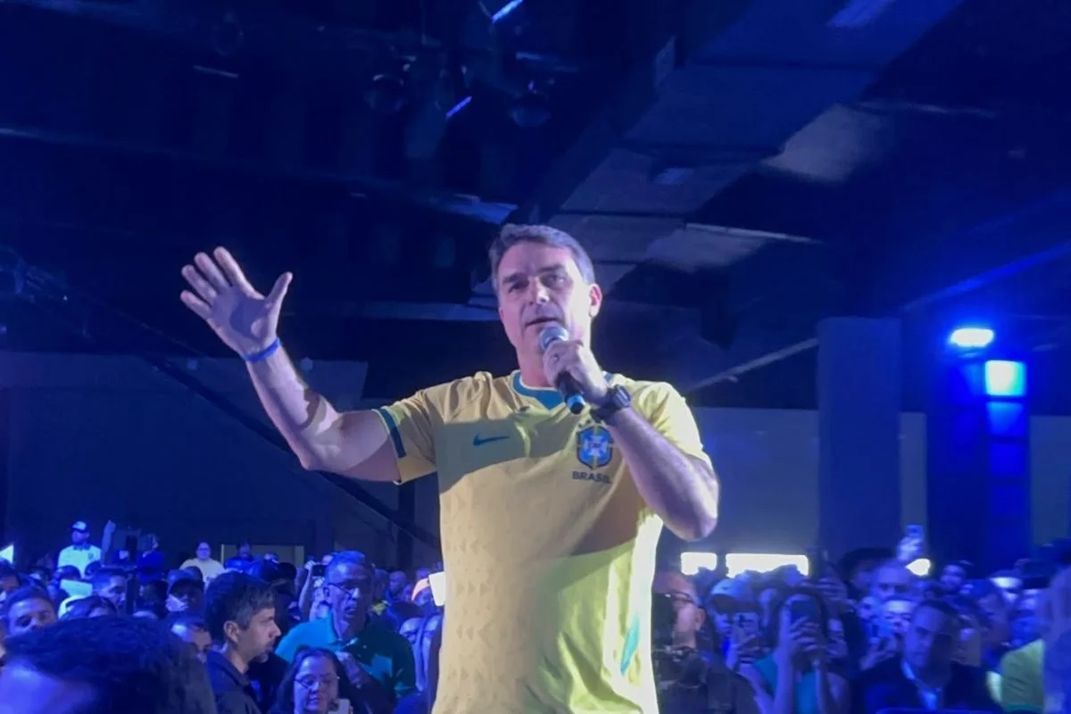 Com camisa de Neymar, Flávio diz que Lula foi aos EUA defender o crime