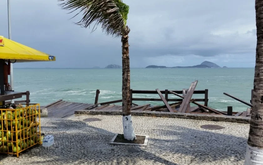 Calçadão do Leblon corre o risco de afundar após forte ressaca