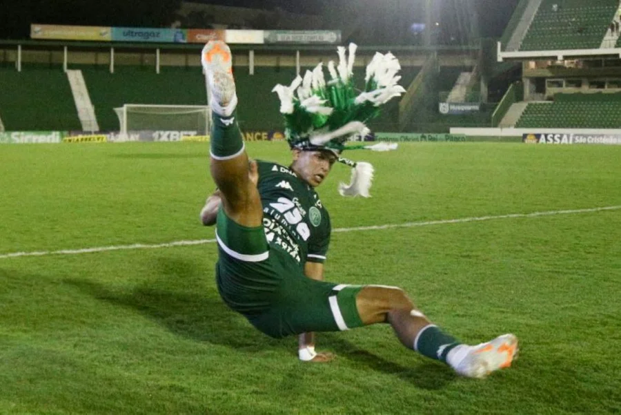Atacante do Guarani dança break em vitória sobre a Ponte e viraliza