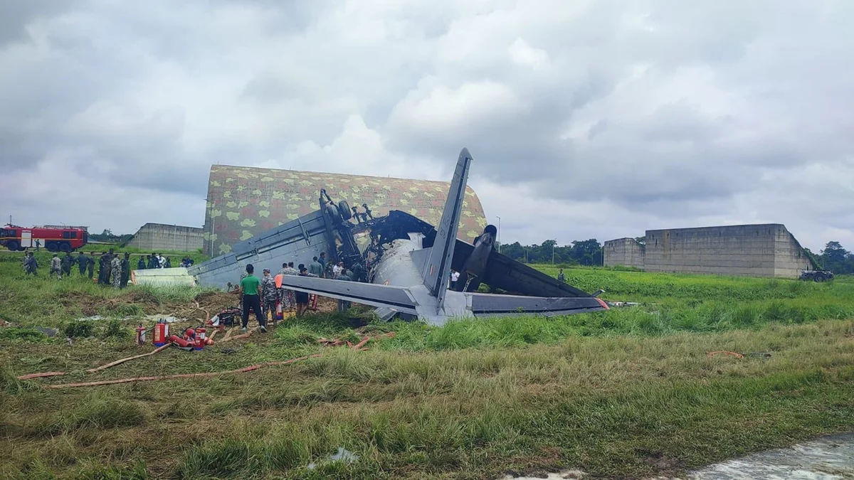 Avião militar cai e deixa cinco mortos na Índia