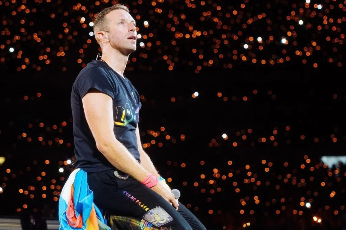 Vocalista do Coldplay, Chris Martin curte roda de samba em São Paulo
