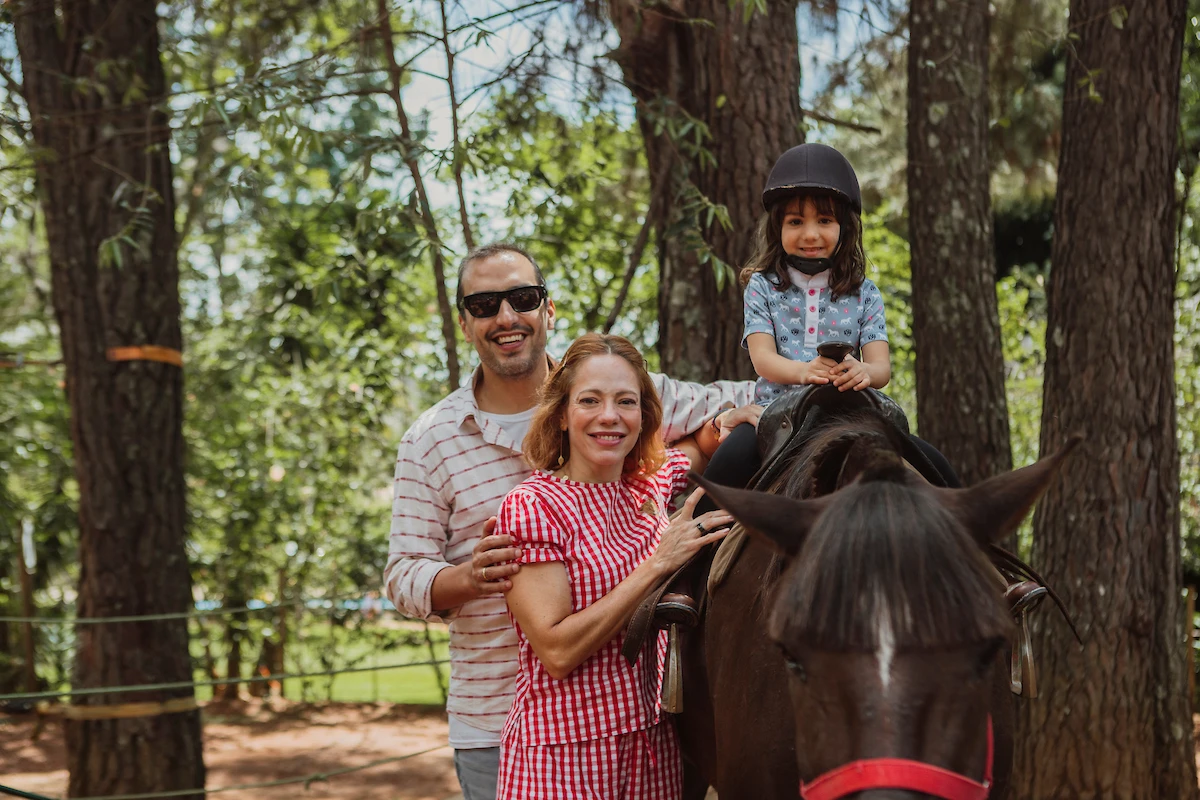 Laura Guth Estevão comemora 4 anos com festa animada na natureza