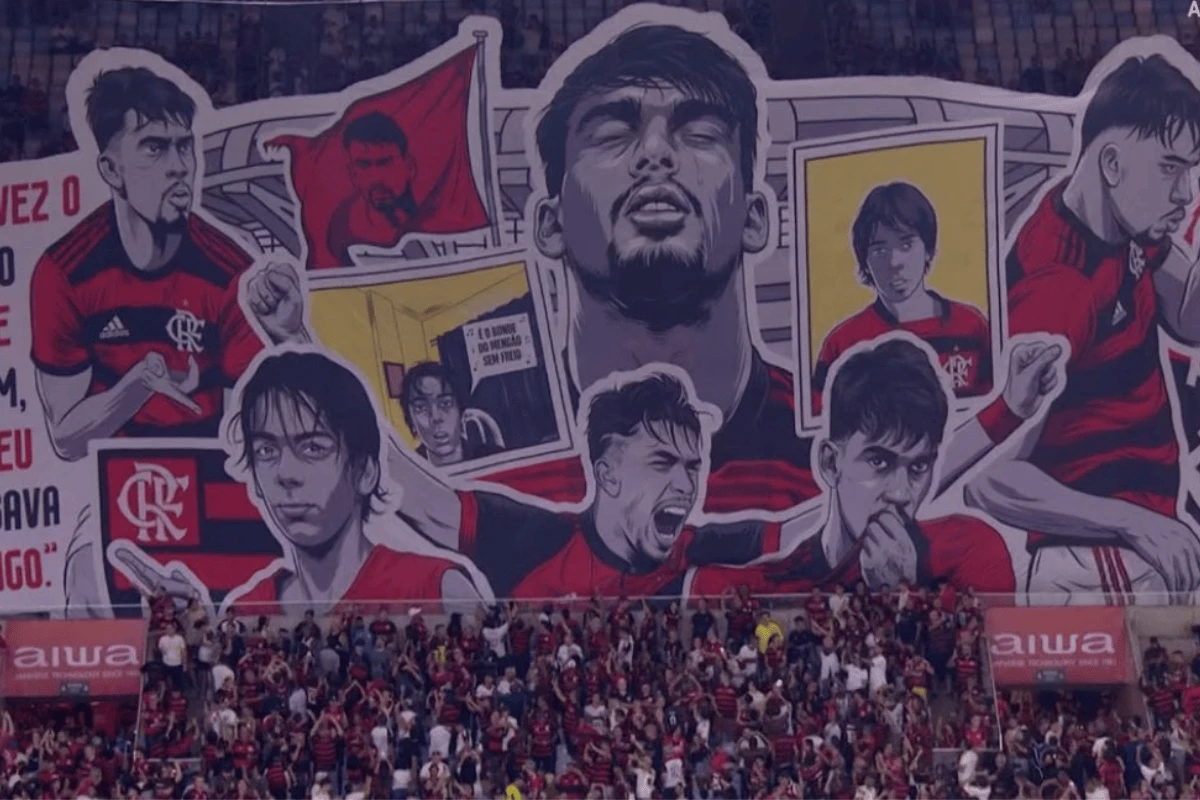 Torcida do Flamengo faz mosaico em homenagem a Lucas Paquetá; veja