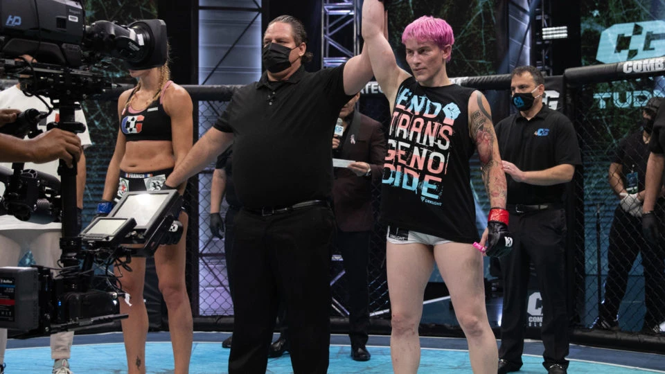 Alana McLaughlin, atleta trans, vence em sua estreia no MMA