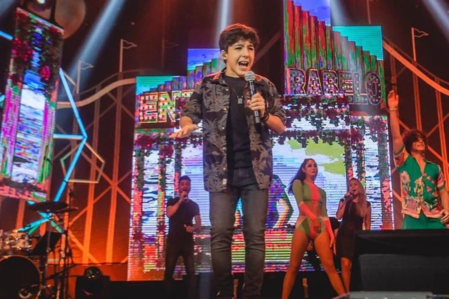 Veja onde assistir e como será a live com show de Enzo Rabelo