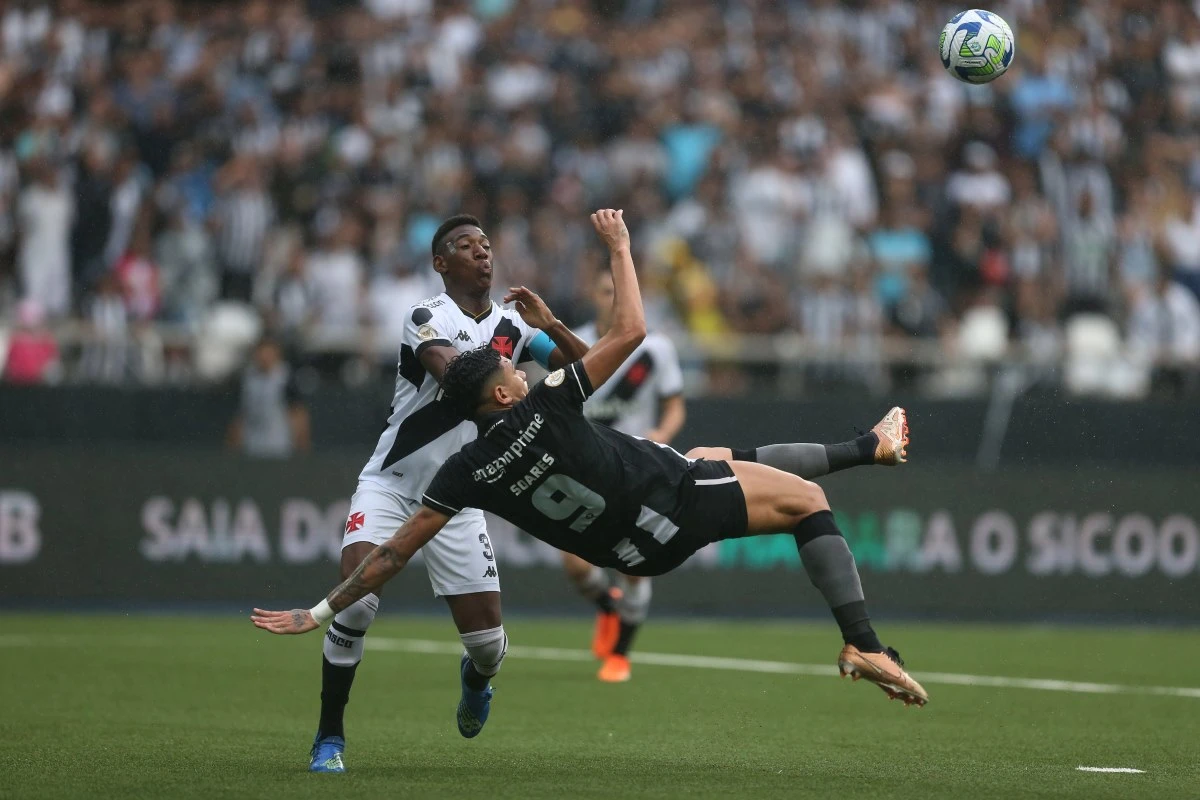 Tiquinho Soares, do Botafogo, tem mais gols que o Vasco no Brasileirão