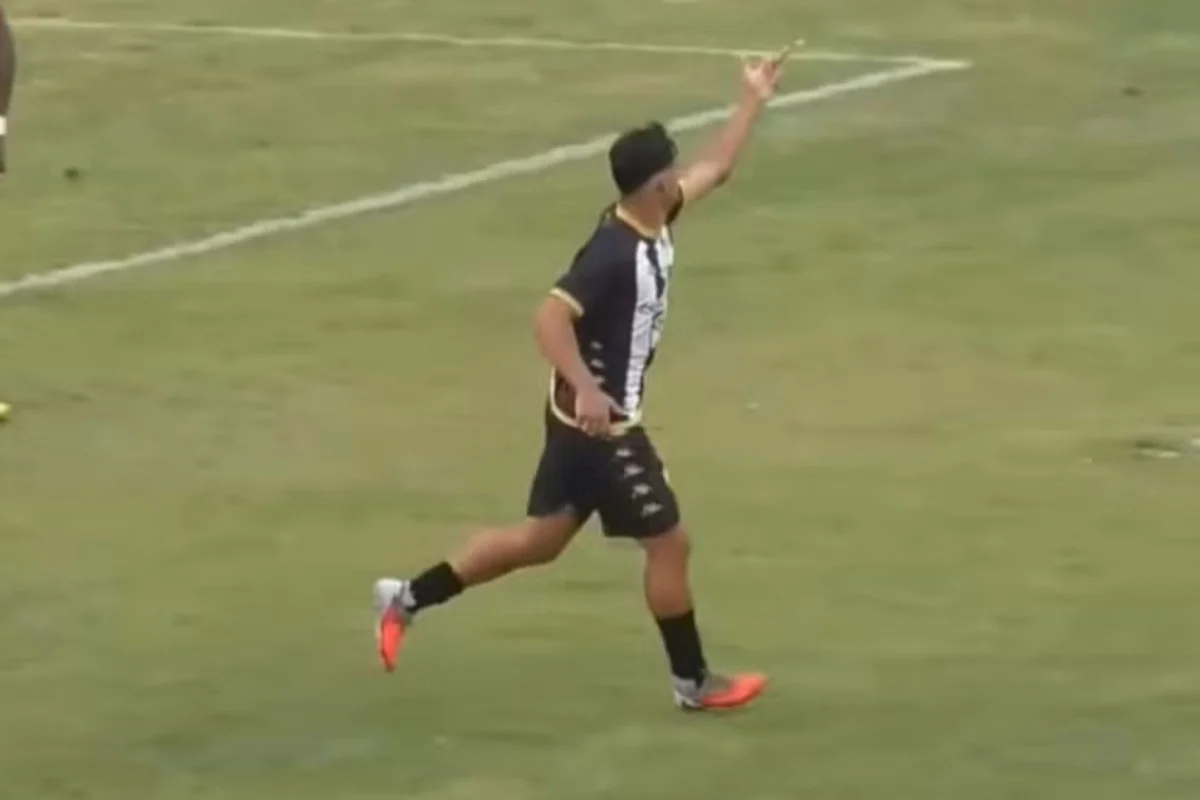 Jogador mostra dedo do meio para própria torcida após gol no Paulistão