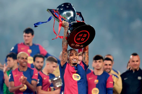 Jornal espanhol coloca Raphinha fora do top 3 da temporada; veja lista