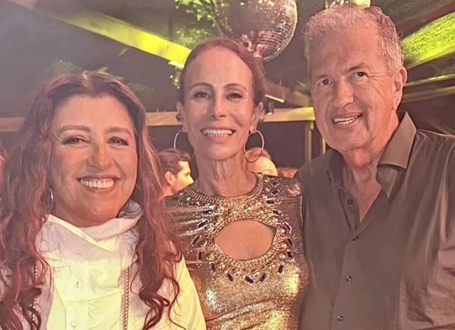 Regina Casé prestigia Andréa Dellal em festa de 70 anos