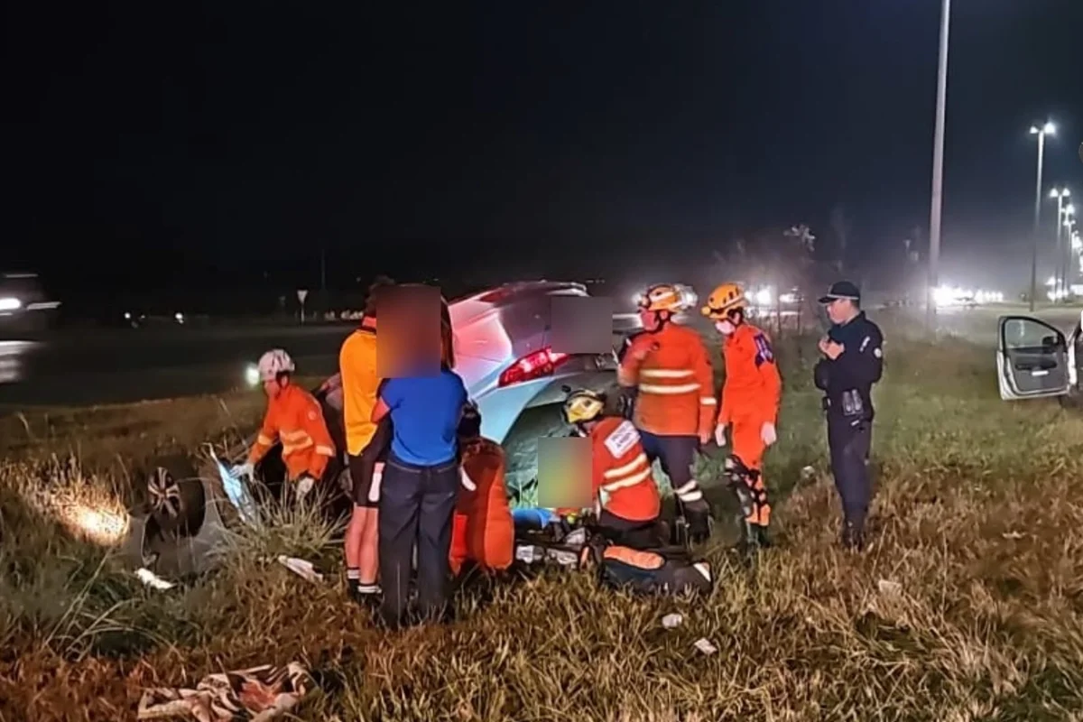 Carro com quatro ocupantes capota e deixa mulher ferida no DF