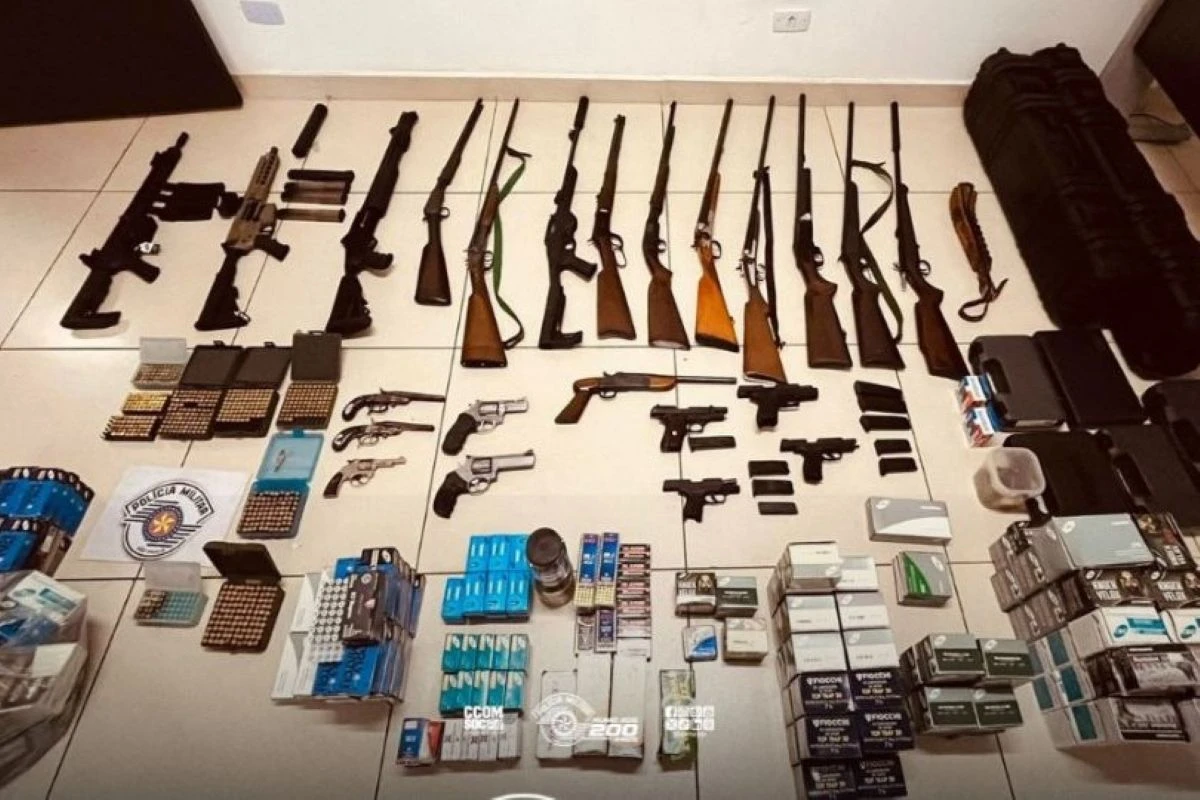Arsenal: PM acha metralhadoras e 12 mil munições em casa no interior